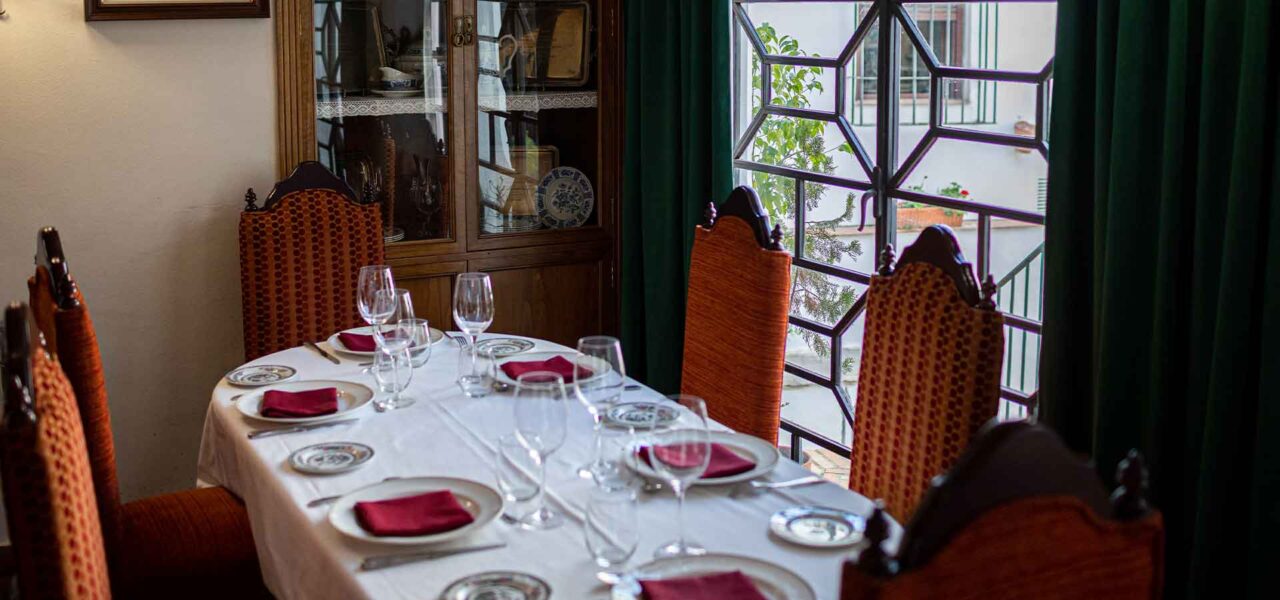 Nosotros | El Caballo Rojo